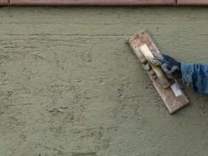 Découvrez comment enduire vos murs avec un mortier de ciment pour une ...